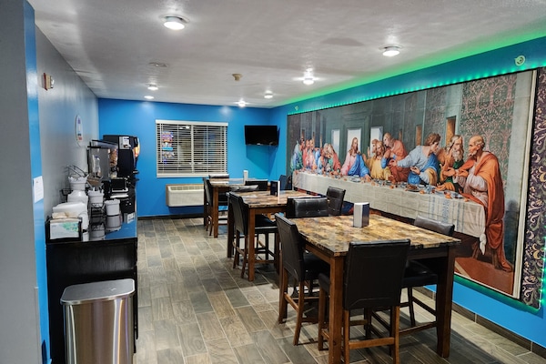 Pequeno-almoço continental diário (5 USD por pessoa)