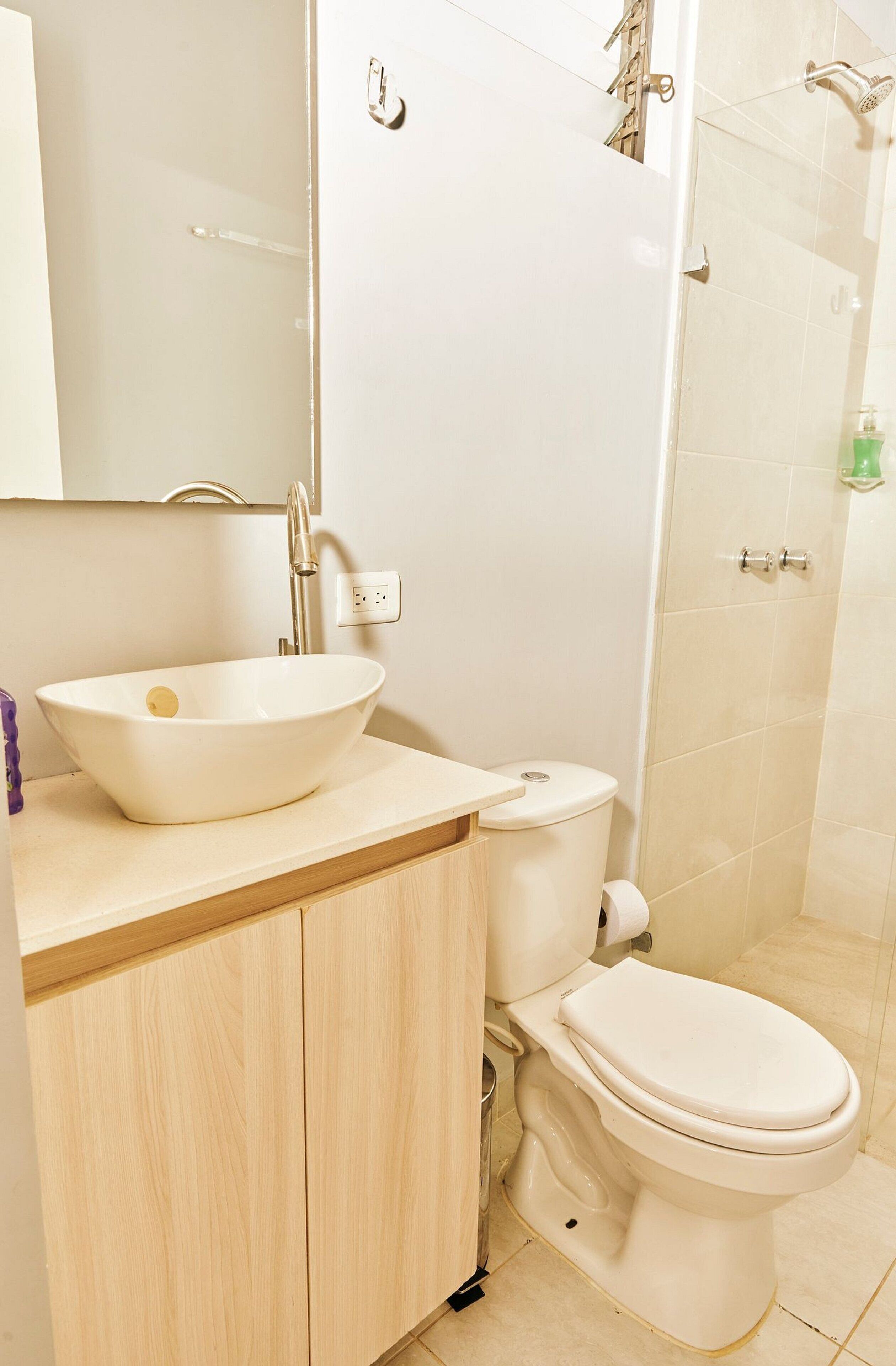 Apartamento | Casa de banho | Um polibã, artigos de higiene pessoal grátis, toalhas fornecidas, sabão 