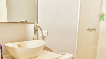 Apartamento | Casa de banho | Um polibã, artigos de higiene pessoal grátis, toalhas fornecidas, sabão