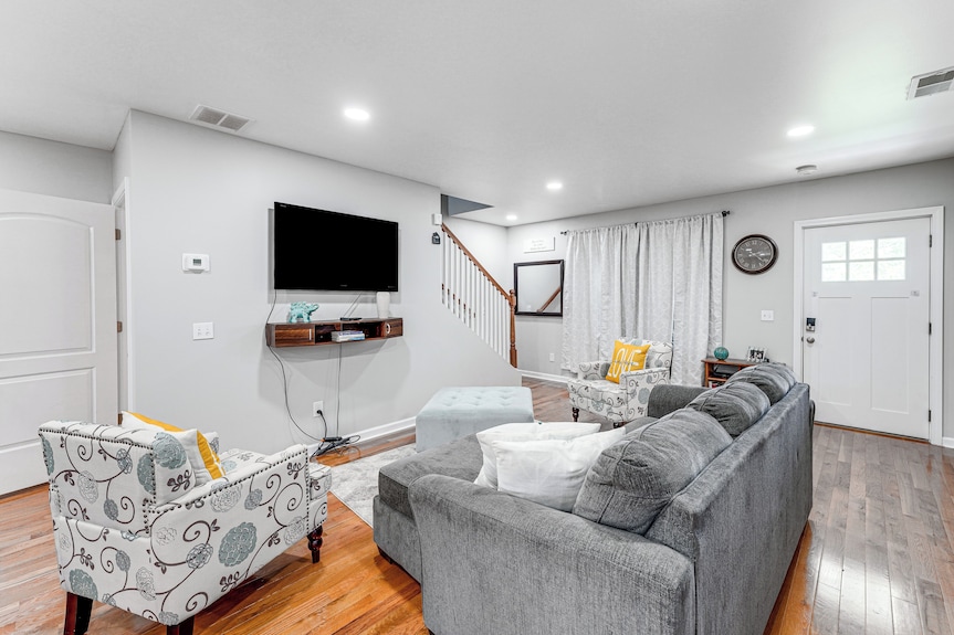 2 Mi To Dtwn: Well-appointed Bridgeport Duplex! - Bridgeport