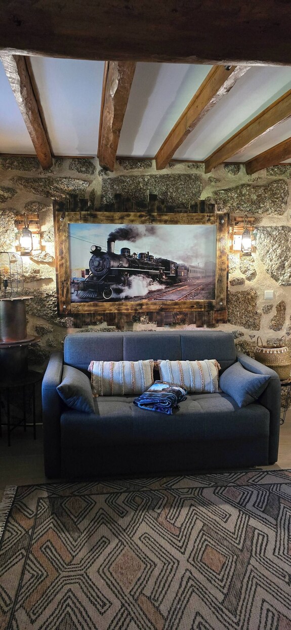 Rustic Retreat Station House - Tondela