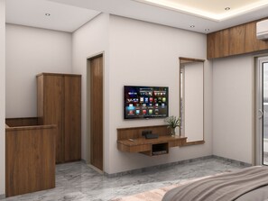 Quarto moderno com uma televisão grande, guarda-roupa de madeira e chão de mármore.