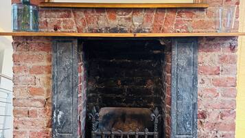 Quarto casal luxo, vista para o jardim | Ferros/tábuas de passar roupa, Wi-Fi de cortesia