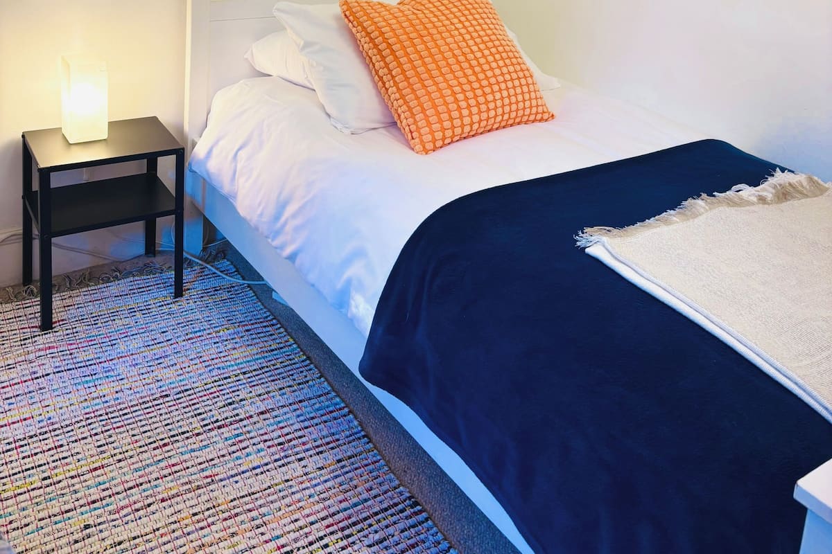 Quarto solteiro clássico, varanda, vista para o jardim | Ferros/tábuas de passar roupa, Wi-Fi de cortesia