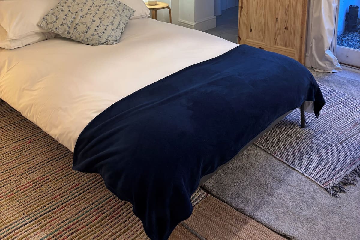 Quarto casal conforto, varanda, vista para o jardim | Ferros/tábuas de passar roupa, Wi-Fi de cortesia