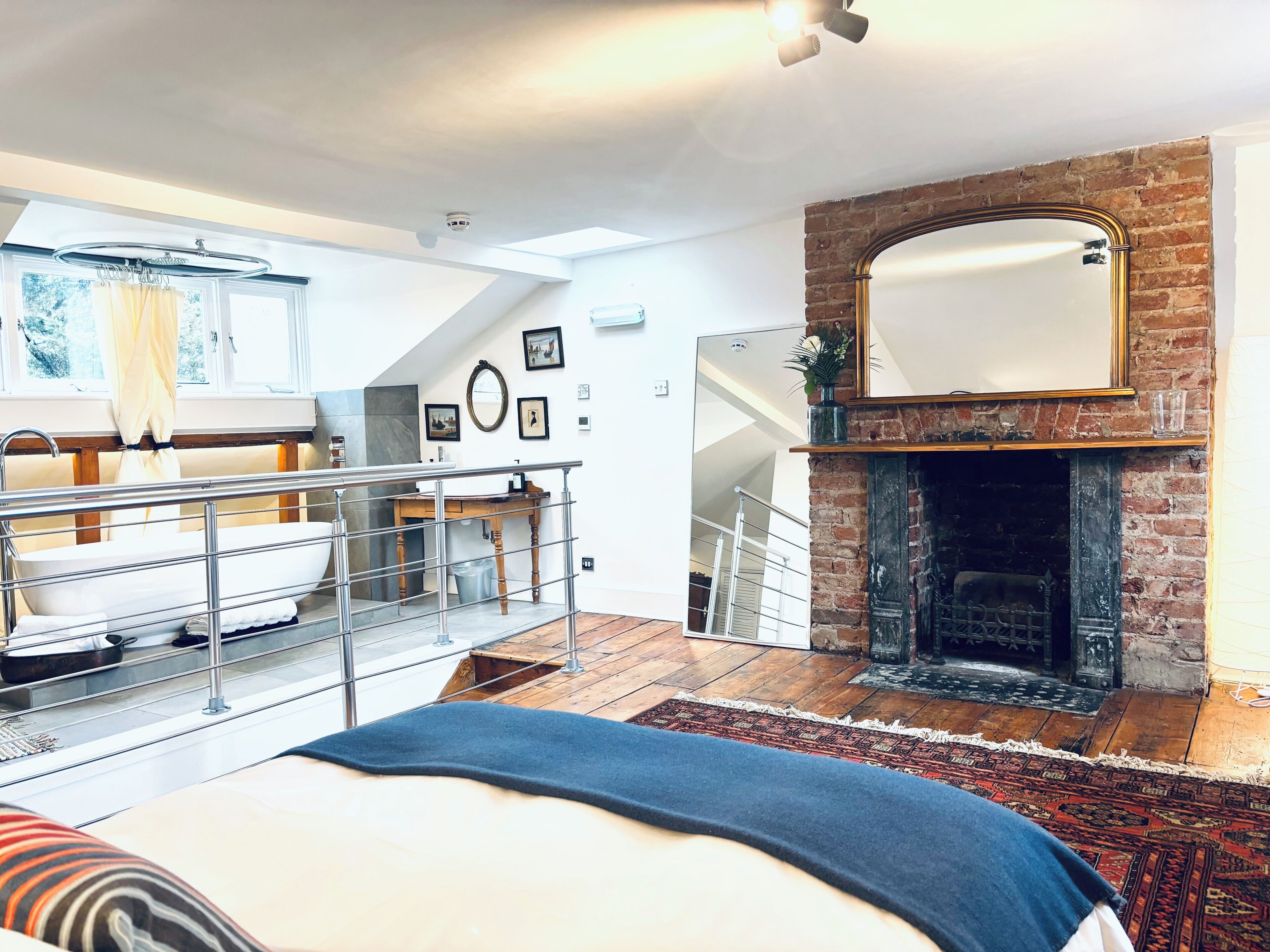 Quarto casal luxo, vista para o jardim | Ferros/tábuas de passar roupa, Wi-Fi de cortesia