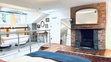 Quarto casal luxo, vista para o jardim | Ferros/tábuas de passar roupa, Wi-Fi de cortesia