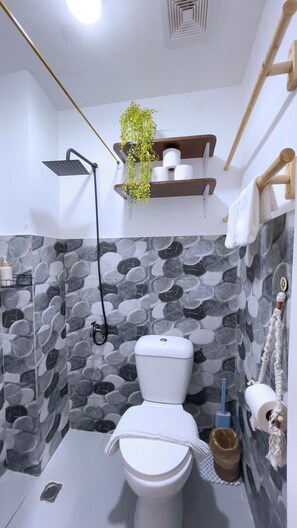 Quarto casal standard | Banheiro | Chuveiro, toalhas de banho, sabonete, shampoo