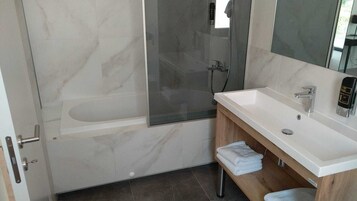 Quarto Deluxe, varanda, vista para a montanha | Casa de banho | Artigos de higiene pessoal grátis, um secador de cabelo, roupões