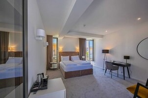 Quarto Deluxe, varanda, vista para a montanha | Cofre no quarto, secretária, cortinas/cortinados opacos