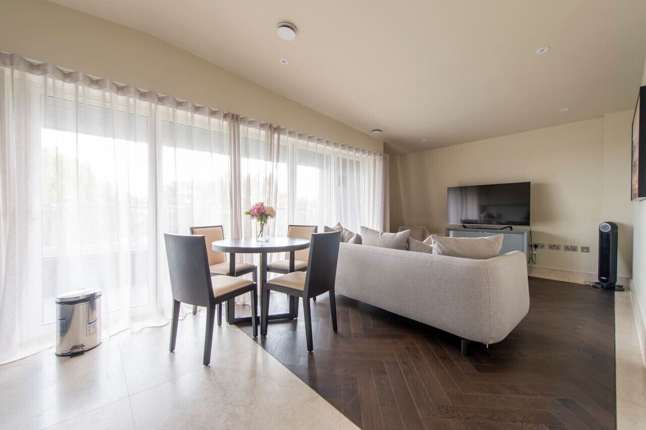 Chigwell 1br + Study Escape - Ilford