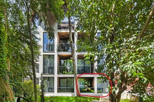 Quarto casal, sacada, vista para o jardim | Frigobar, escrivaninha, espaço de trabalho para notebook