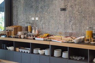 Café da manhã com buffet grátis todos os dias