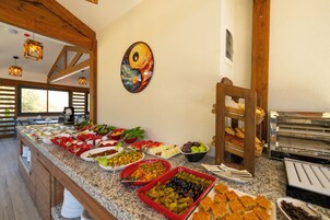 Café da manhã com buffet grátis todos os dias