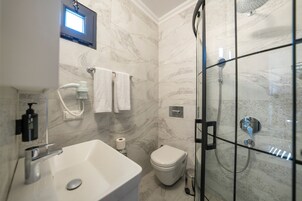 Quarto casal ou duplo standard | Banheiro | Chuveiro, chuveiro com efeito de chuva, secador de cabelo, chinelos