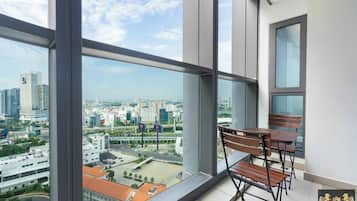 Apartamento design, 2 quartos, sacada, vista para a cidade | 1 quarto, roupas de cama premium, individualmente decorados
