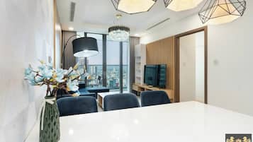 Apartamento design, 2 quartos, sacada, vista para a cidade | 1 quarto, roupas de cama premium, individualmente decorados