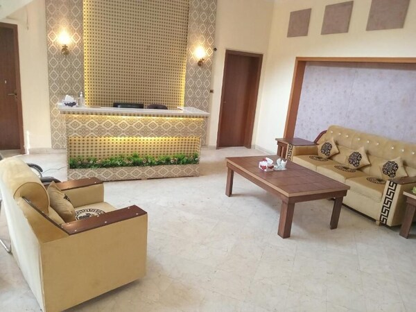 Rm Guest House - Lahore