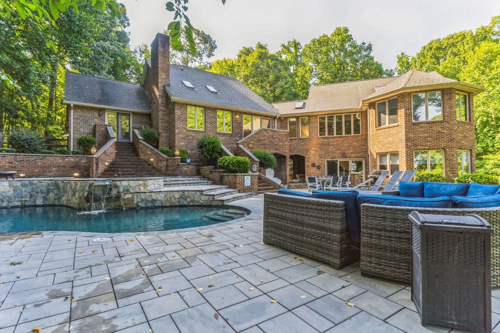 Luxurious Private Lakefront Paradise 5 Bedroom Home By Redawning - Mooresville, NC