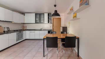 Apartamento urbano | Cozinha privada | Geladeira, micro-ondas, fogão, cafeteira/chaleira