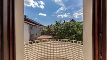 Apartamento família, sacada, vista para a cidade | Vista do quarto