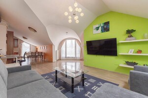 Apartamento Deluxe, Vista para a cidade | Sala de estar | Smart TV de 90 de polegadas com canais digitais, Netflix, leitor de DVD 