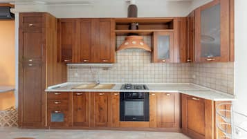 Apartamento luxo, vista para a cidade | Cozinha privada | Geladeira, micro-ondas, fogão, cafeteira/chaleira