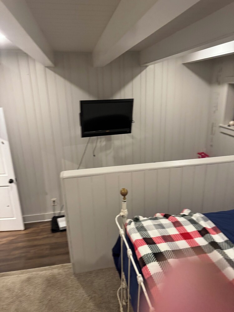Charming 3-bedroom cabin nestled in the forrest of City of Mt. Park ...