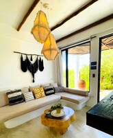 Suite Júnior, vista para o jardim | Sala de estar | Smart TV de 32 polegadas com canais por cabo, filmes pagos 