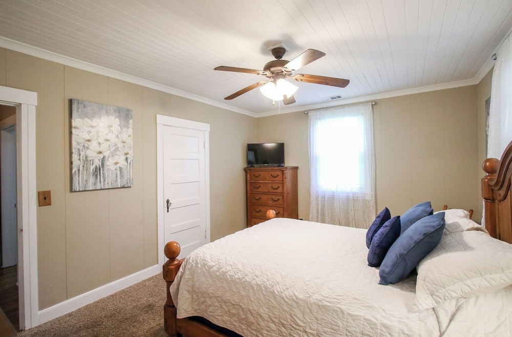 Miss Audrey’s House Is A Charming Cottage In The Heart Of Historic Richmond Hill - Savannah, GA
