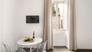 Apartamento luxo, 2 quartos | Área de estar | TV LED 32 polegadas com canais digitais