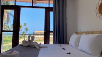 Quarto Triplo Clássico, varanda, vista para a piscina | Minibar, secretária, secretária adequada para computadores portáteis