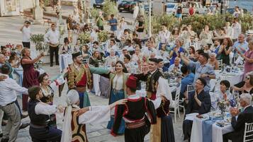 Um grupo de pessoas dançando ao ar livre em um evento social.