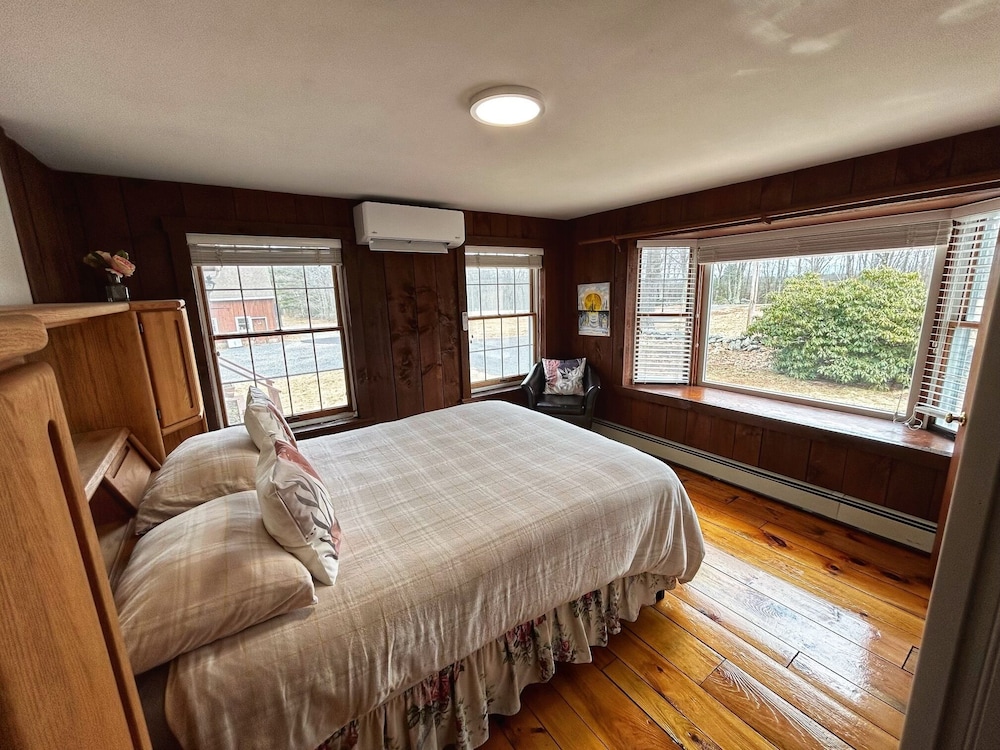 Wild Blueberry Farmhouse: Your Summer Escape! - Massachusetts