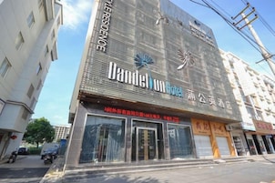 Hotel com grande letreiro, vários andares e fachada moderna.