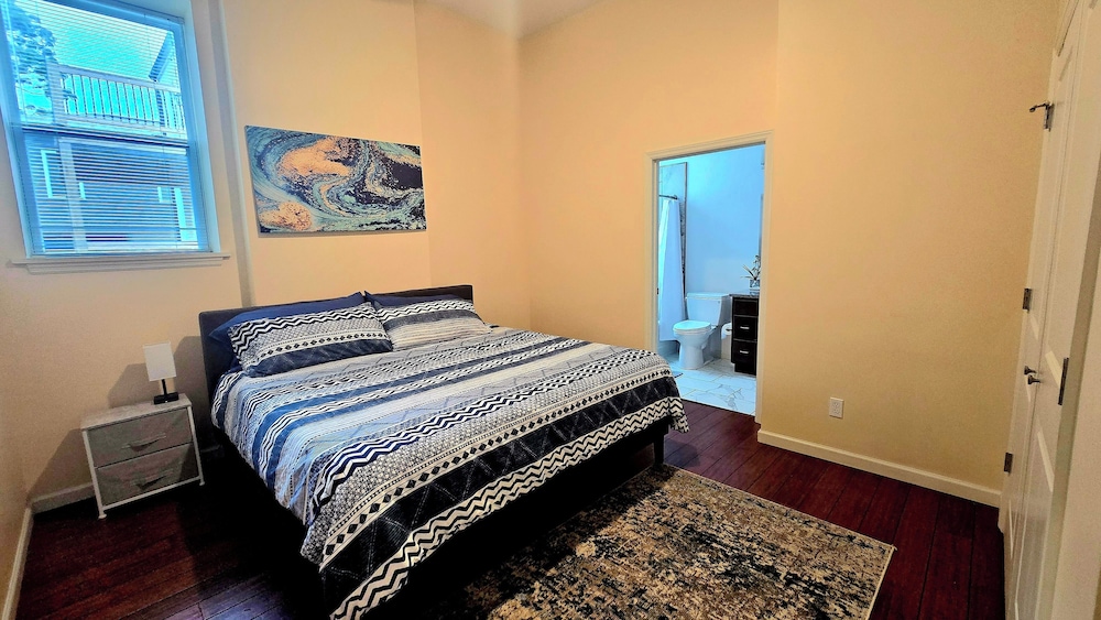1st Floor King- Less than From 5 Miles From BJC- Unit D - St. Louis | Vrbo