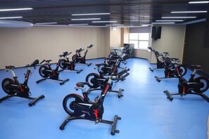 Uma academia com bicicletas ergométricas dispostas em fileiras.