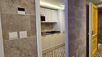 Cofres nos quartos, escrivaninha, espaço de trabalho para notebook