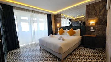 Cofres nos quartos, escrivaninha, espaço de trabalho para notebook