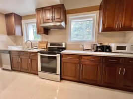 Um frigorífico, um micro-ondas, um forno, uma placa de cozinha 