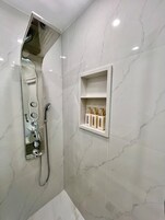 Quarto Duplo Deluxe, 1 cama queen-size, casa de banho privativa | Casa de banho | Um polibã, um chuveiro de hidromassagem, um secador de cabelo 