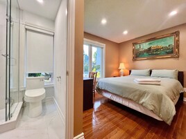 Quarto Duplo Deluxe, 1 cama queen-size, casa de banho privativa | Lençóis de algodão egípcio, roupa de alta qualidade, secretária 