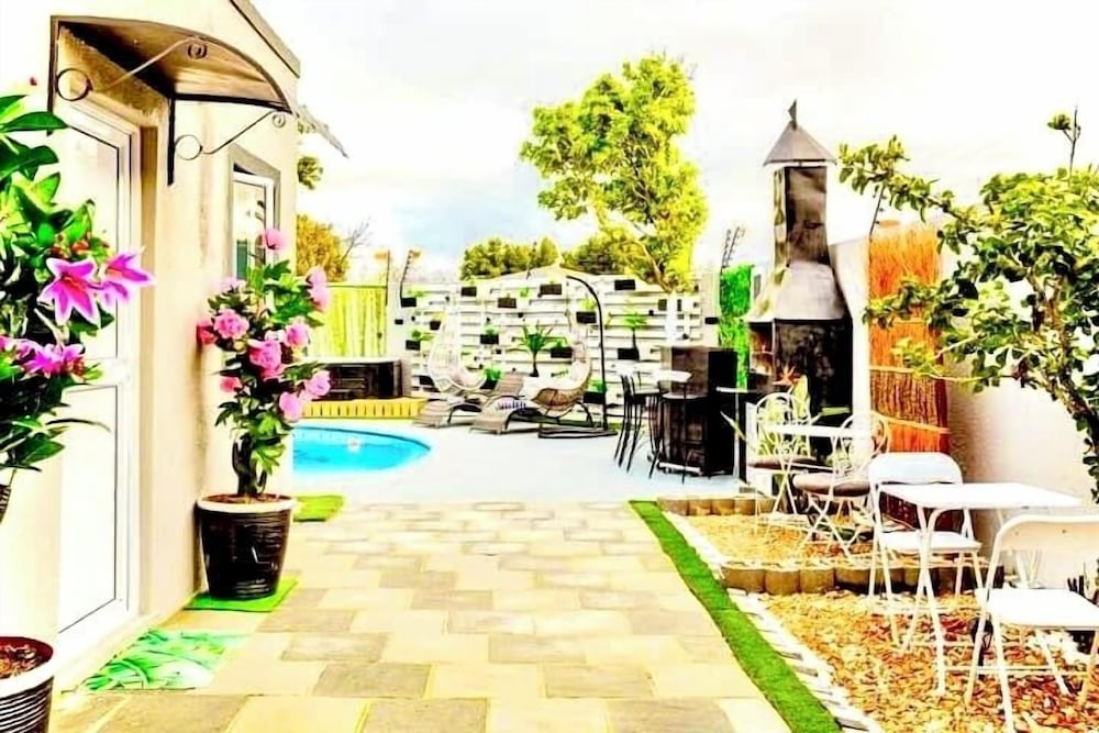 Caline Vip Mews - Cape Town