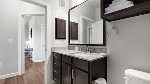 Apartamento, 2 quartos | Casa de banho | Artigos de higiene pessoal grátis, um secador de cabelo