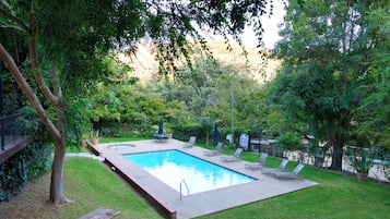 Piscina exterior, guarda-sóis, espreguiçadeiras