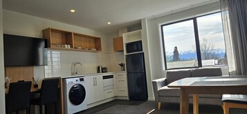 Quarto premium, vista para a montanha | Área de estar