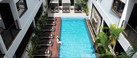 Piscina externa, funciona das 9h às 21h, barracas de cortesia