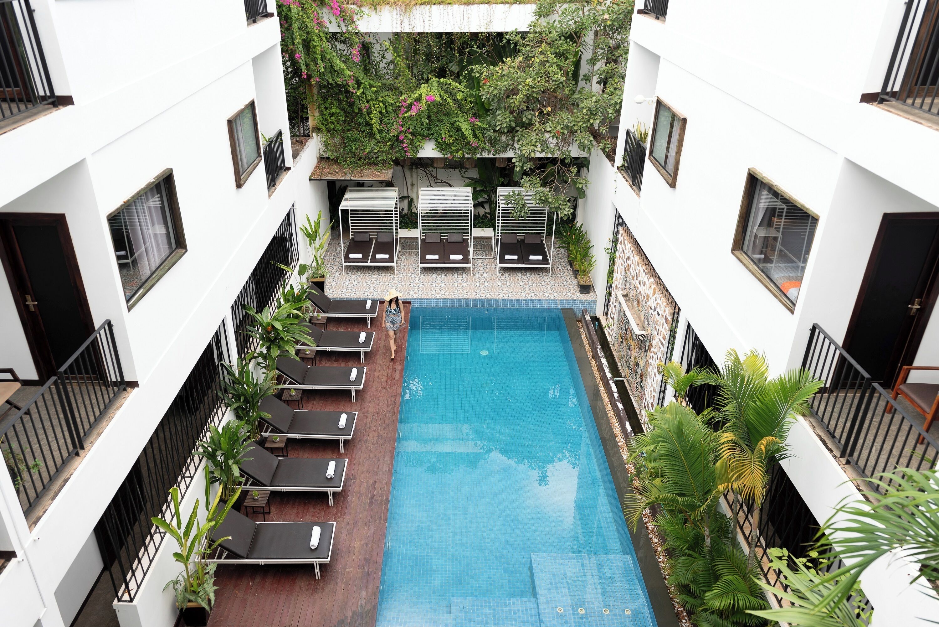 Piscina exterior, da(s) 9:00 à(s) 21:00, toldos gratuitos, guarda-sóis 