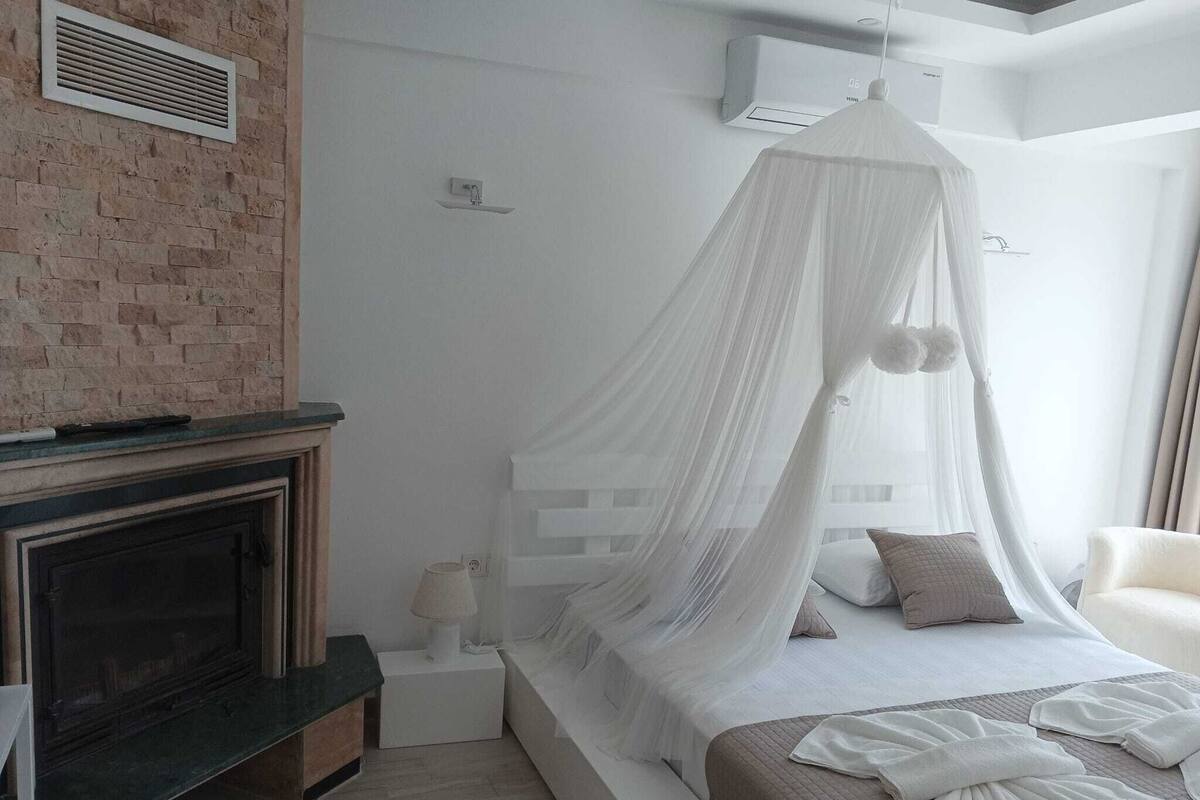 Quarto Duplo de Luxo, Vista para a cidade | Secretária adequada para computadores portáteis, Wi-fi grátis