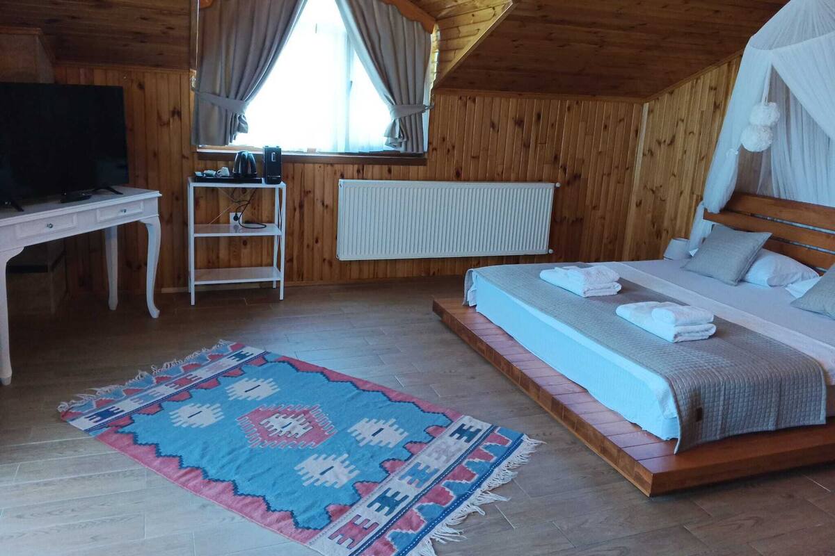 Quarto Duplo Premium, vista para o rio | Secretária adequada para computadores portáteis, Wi-fi grátis